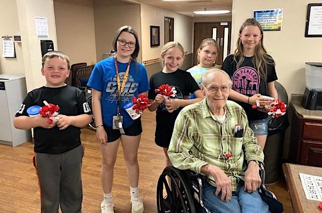 Gladbrook Jr. Auxiliary members distribute poppies | News, Sports, Jobs ...